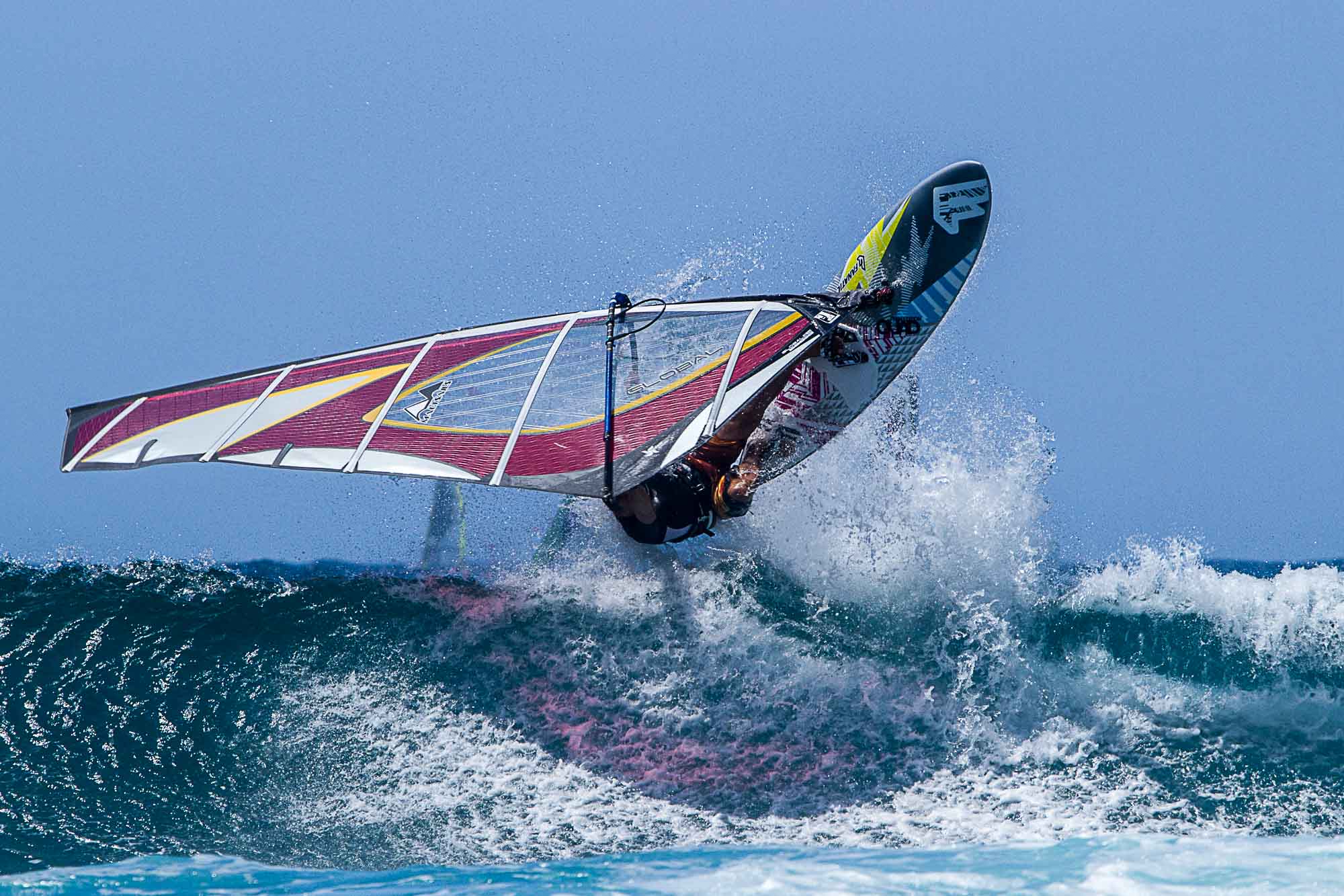 2011 Global - On-shore, power wave | MauiSails Hawaii